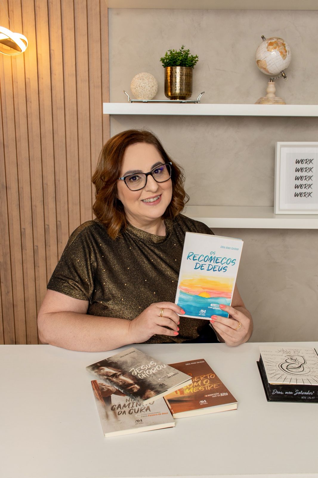 Professora se reinventa como escritora e lança 6 livros com apoio do ...